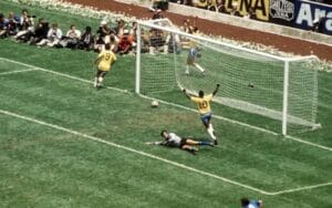7 Iconic Moments in World Soccer: FAMOUS PHOTOS IN SPORT
